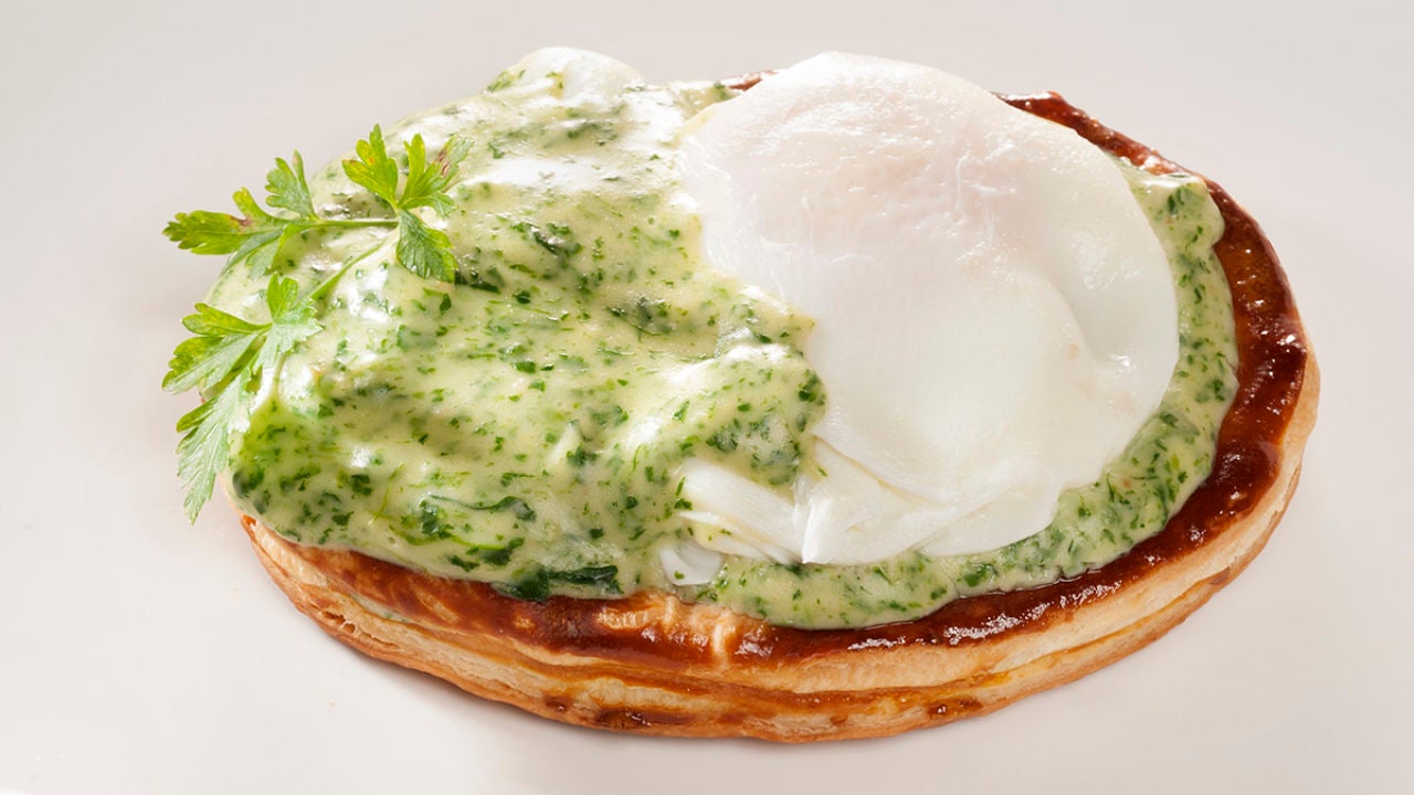 Huevos escalfados con bechamel de espinacas