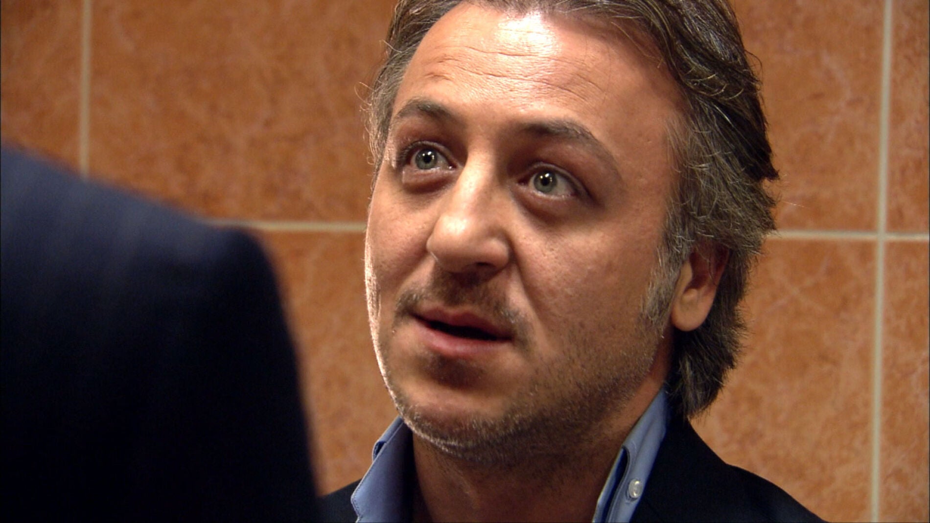 Ezel intenta apartar a Ali de la vida de Cengiz