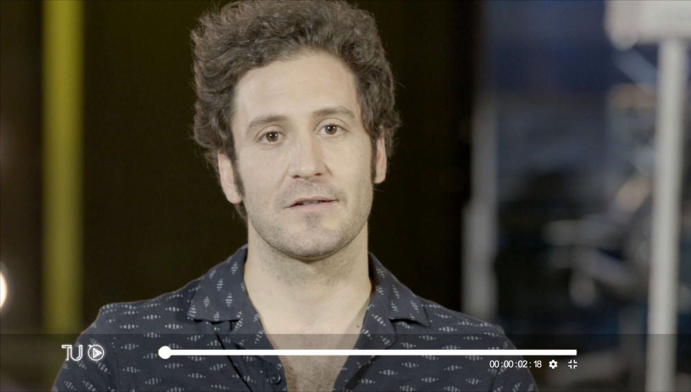 El tutorial de Alex Gadea: vestir a un difunto