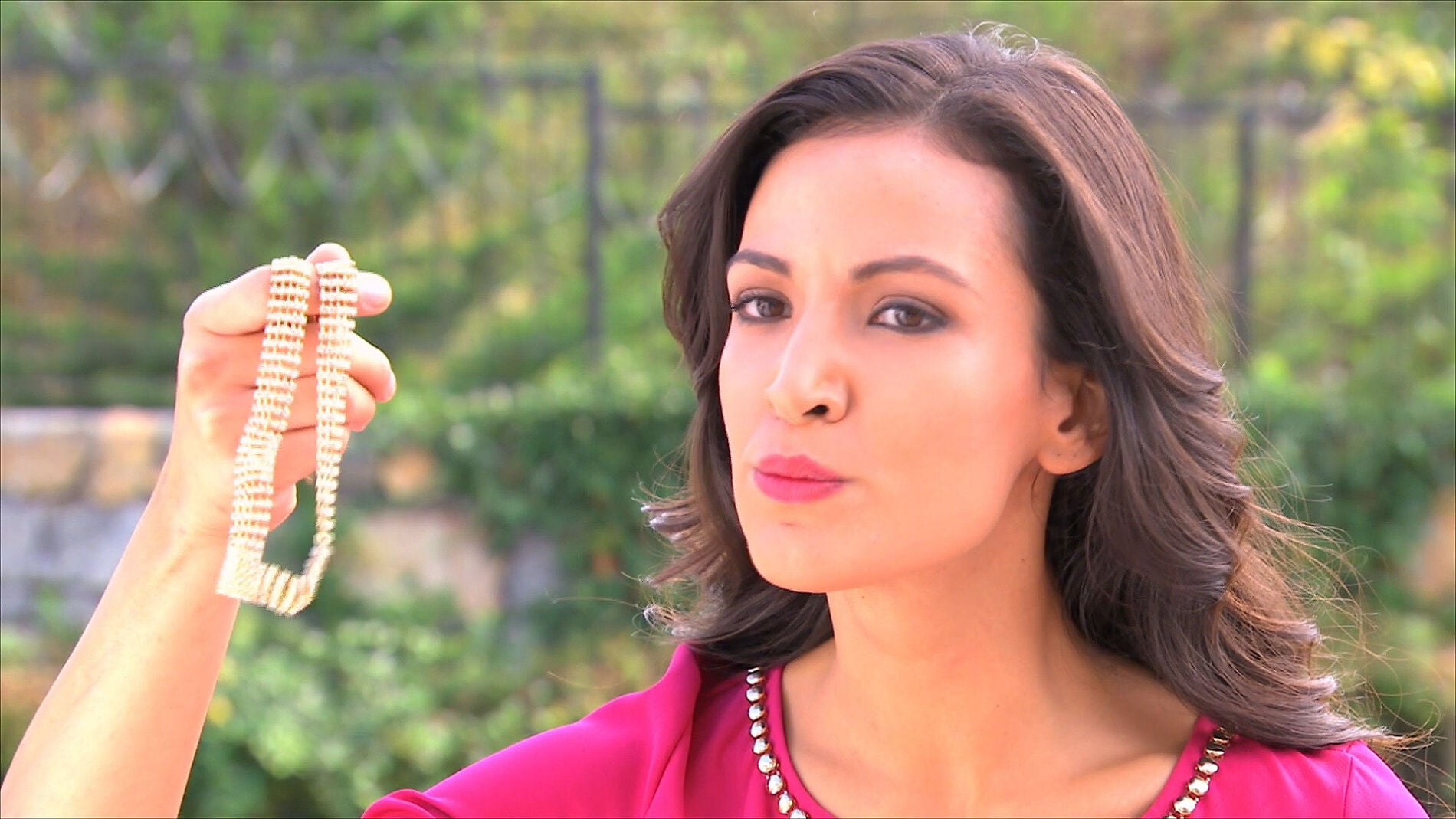 Arzu le tiende una trampa a Ayse y la echa de casa