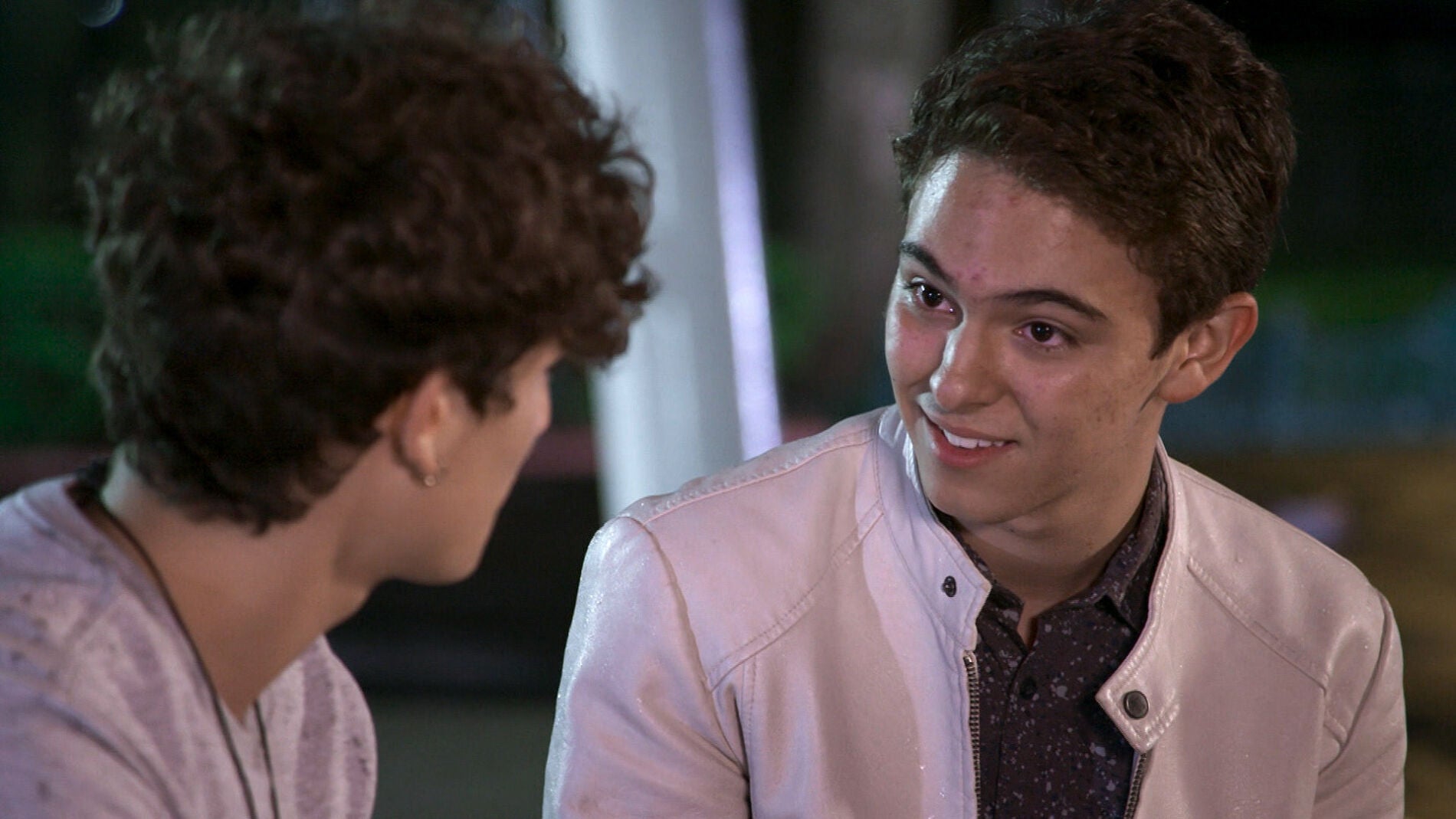 Temo da el paso y le declara su amor a Aris