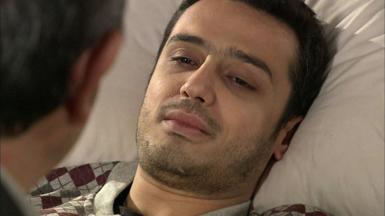 Besir, en su lecho de muerte, se despide de Adnan