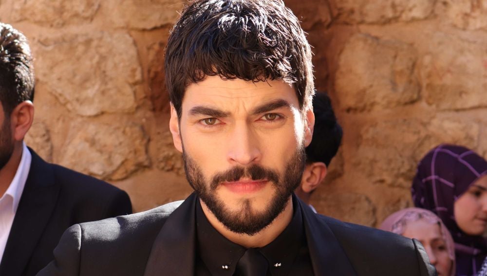 Akin Akinözü, protagonista de 'Hercai', elegido mejor actor turco de 2019
