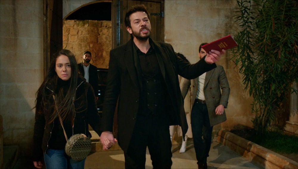 VÍDEO - HERCAI: Elif y Azat sorprenden a todos casándose a escondidas