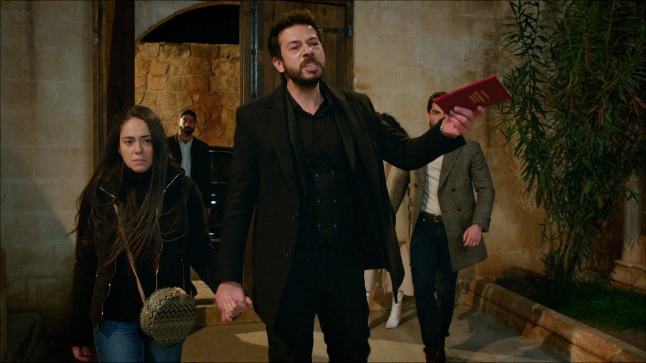 VÍDEO - HERCAI: Elif y Azat sorprenden a todos casándose a escondidas