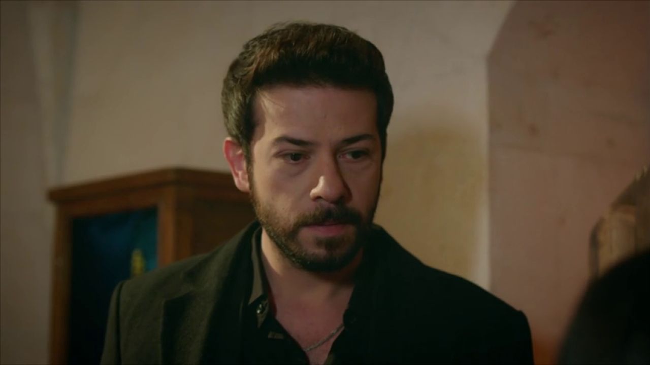 Azat se sincera con Elif: "No puedo quererte, quiero a Reyyan"