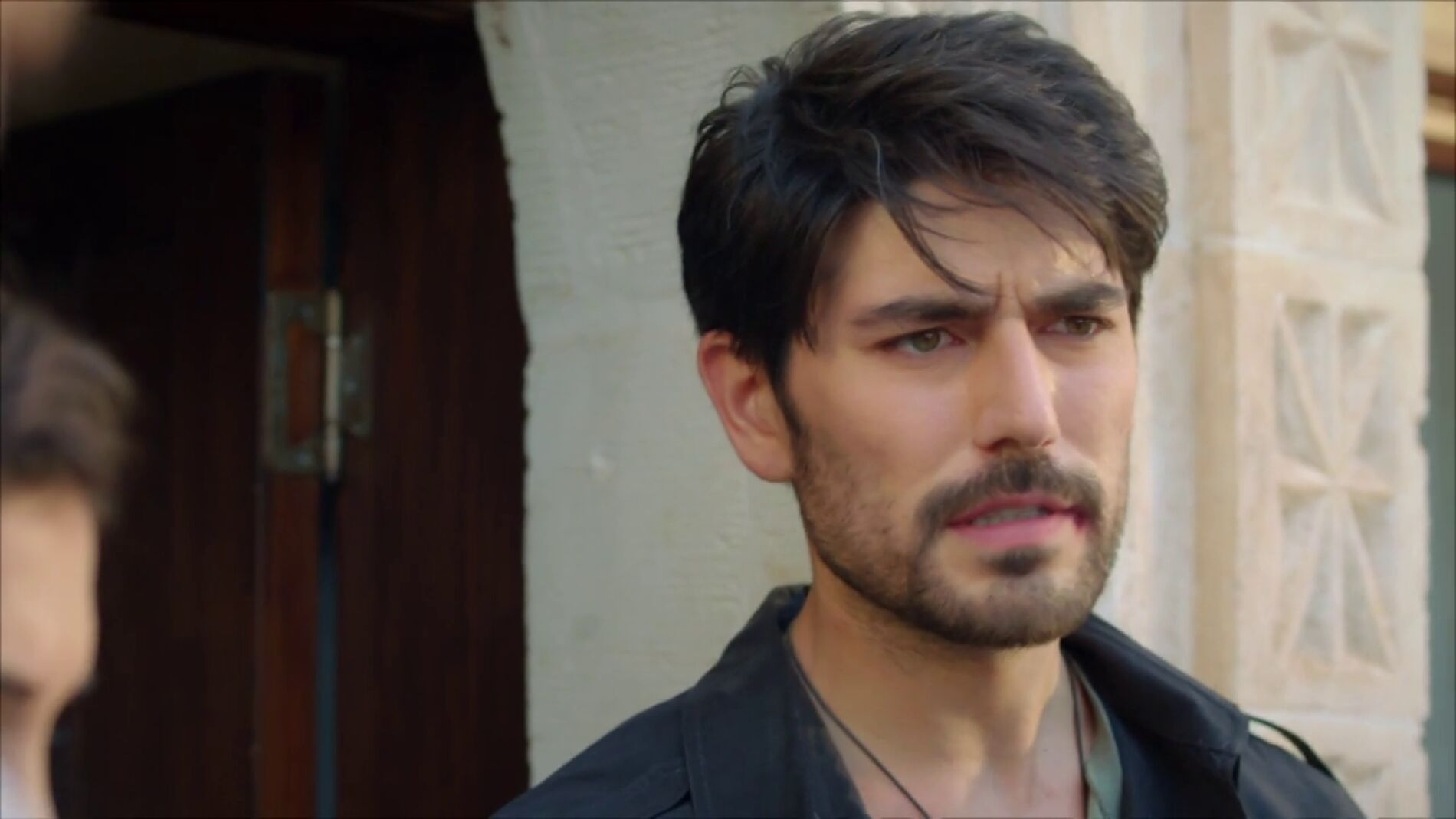 Aslan vuelve a cubrir a Miran: se hace pasar por el dueño de la casa ...