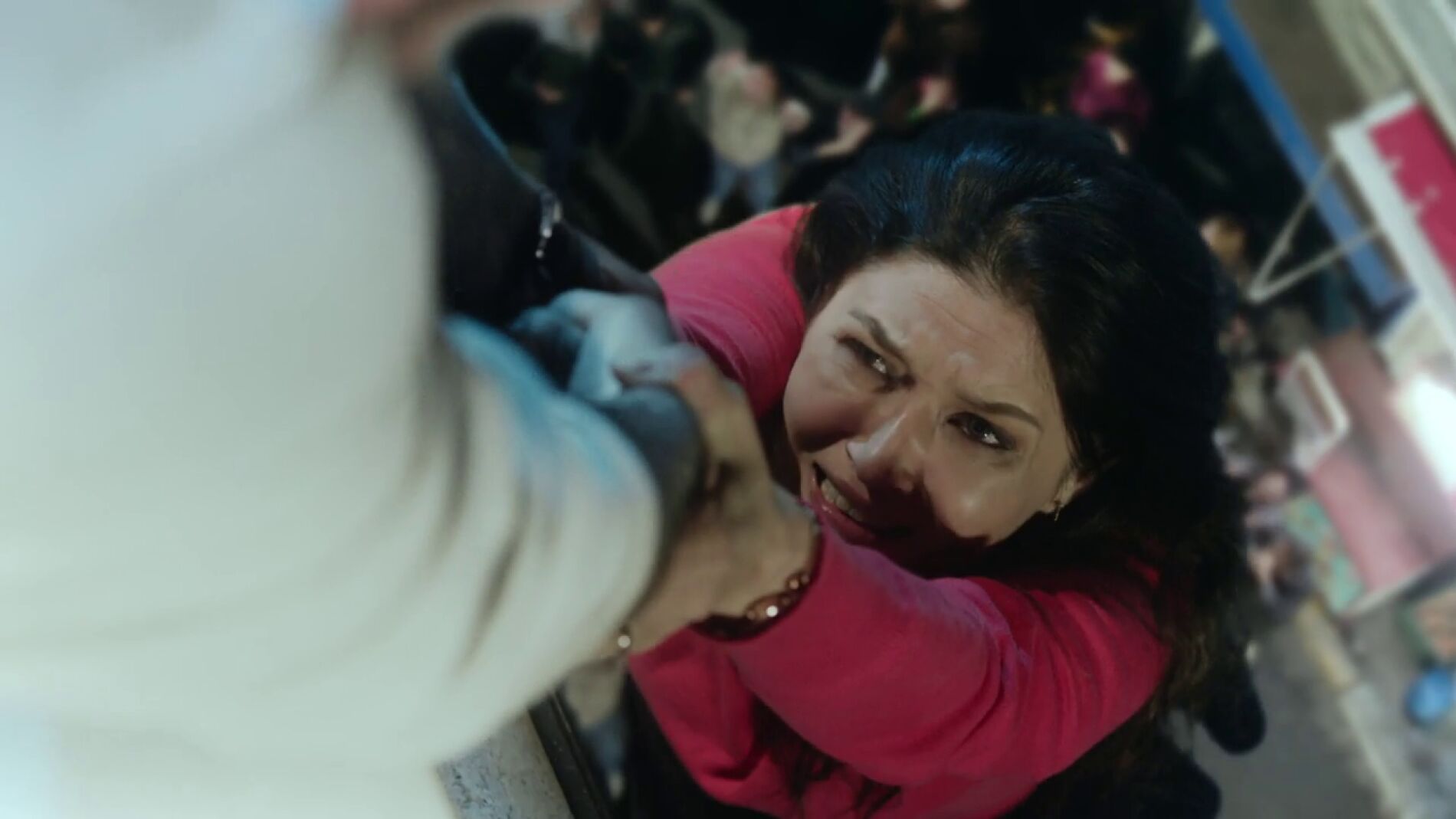 Gülseren, desesperada, se tira por el balcón