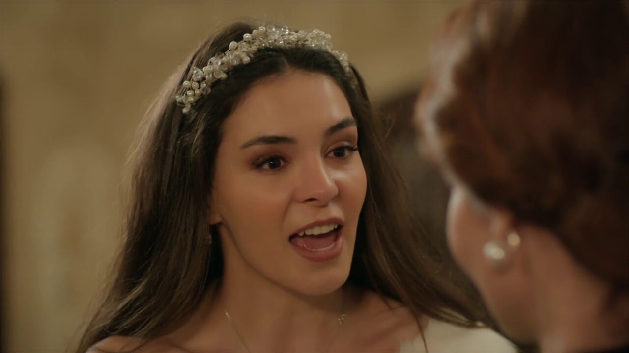 Reyyan, a Dilsah: "Si sigues amenazándome, saldrás de esta casa antes ...