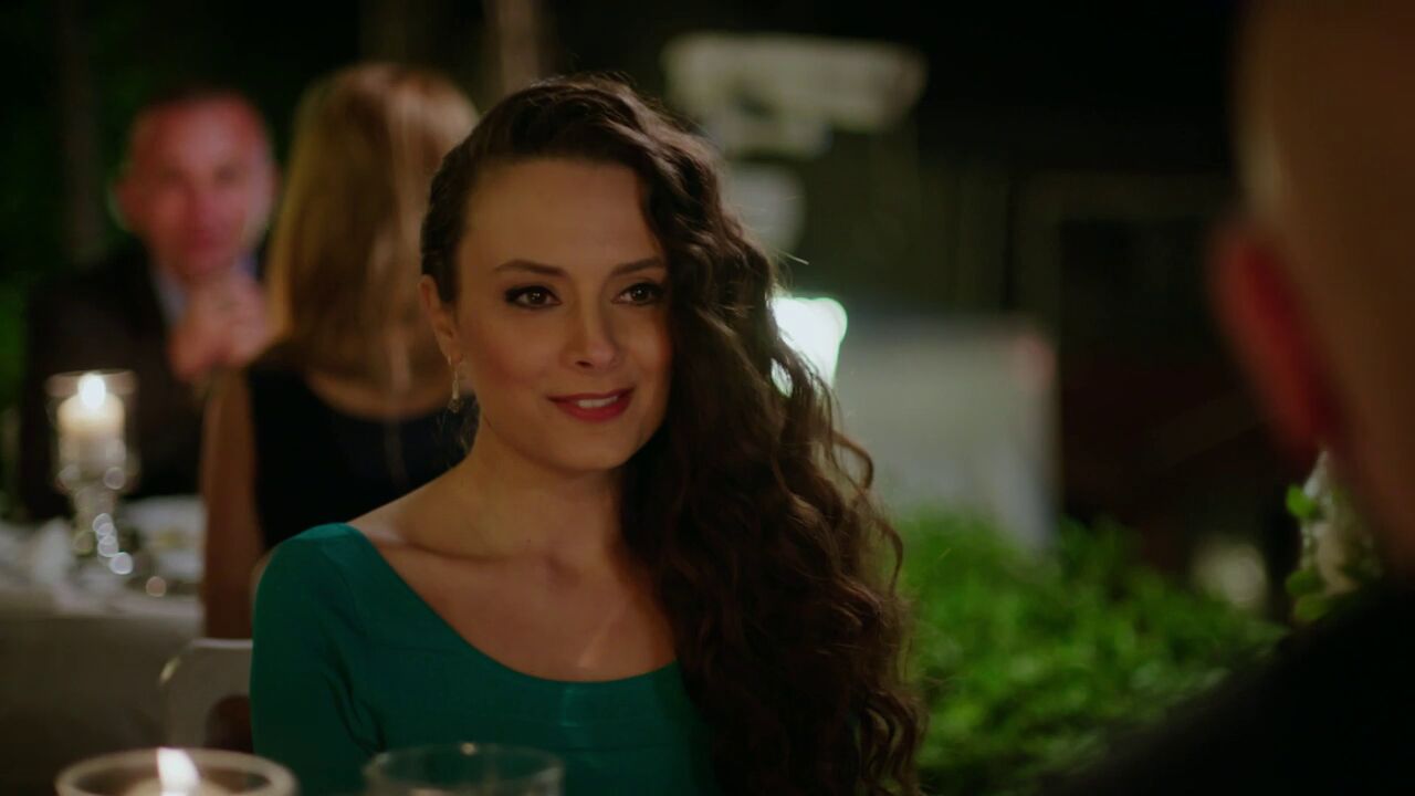 Özkan intenta impresionar a Sevinç