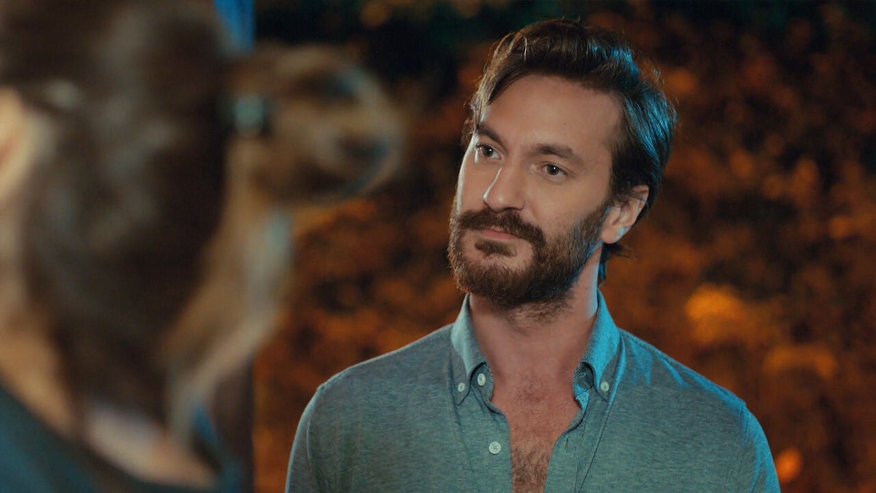 Serdar sigue intentando que Ezgi se enamore de él, pero sus planes no salen como lo esperaba