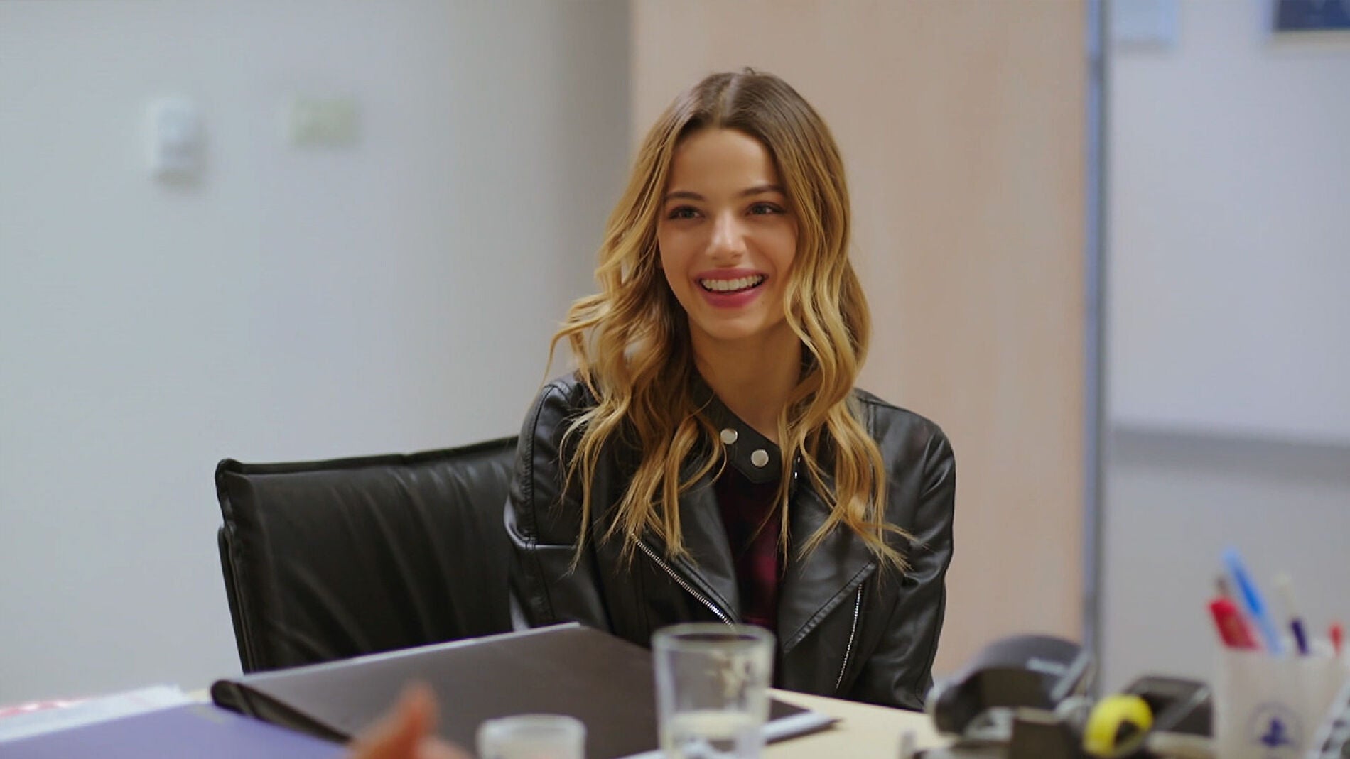 Cansu encuentra por casualidad un trabajo que puede cambiarle la vida