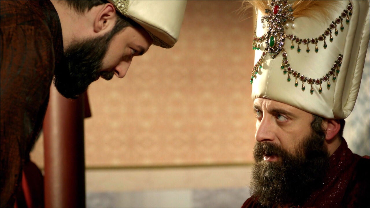 Solimán comienza a perder la confianza en Ibrahim después de descubrir sus intrigas palaciegas