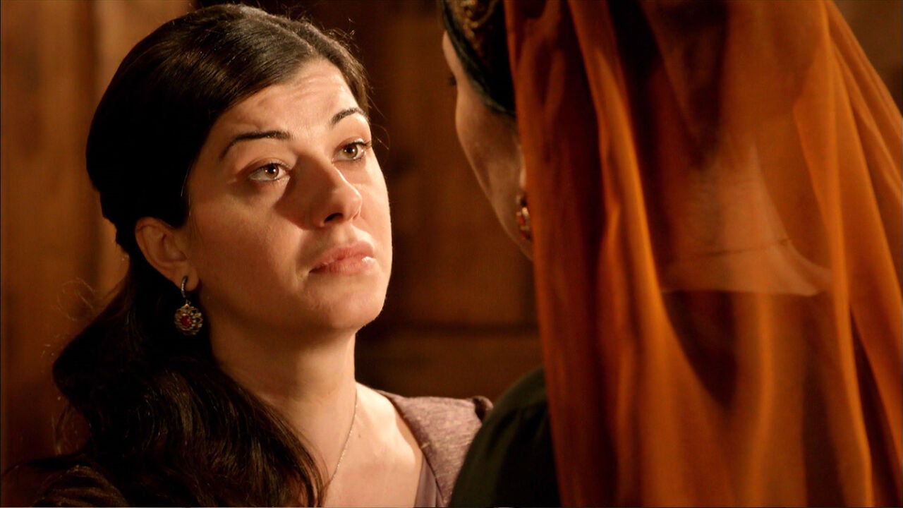 Descubren a Ibrahim entrando a escondidas en casa de Nigar Kalfa