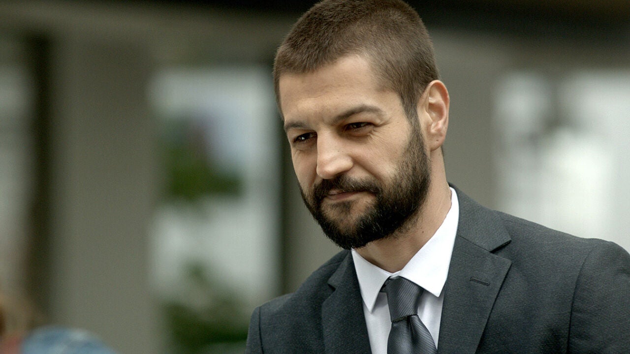 Cemal es el vengativo expresidiario que quiere arruinarle la existencia ...