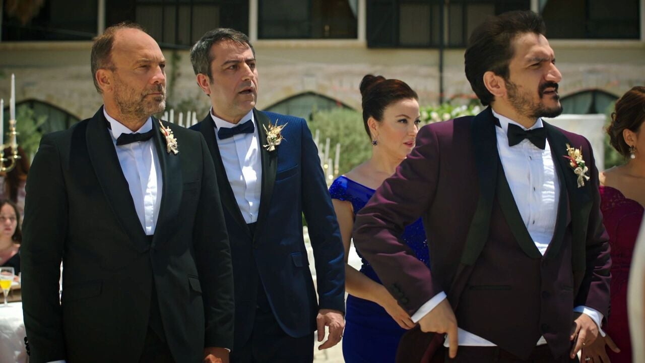 La llegada de Ferit y Ayse vestidos de boda a la ceremonia provoca un ...