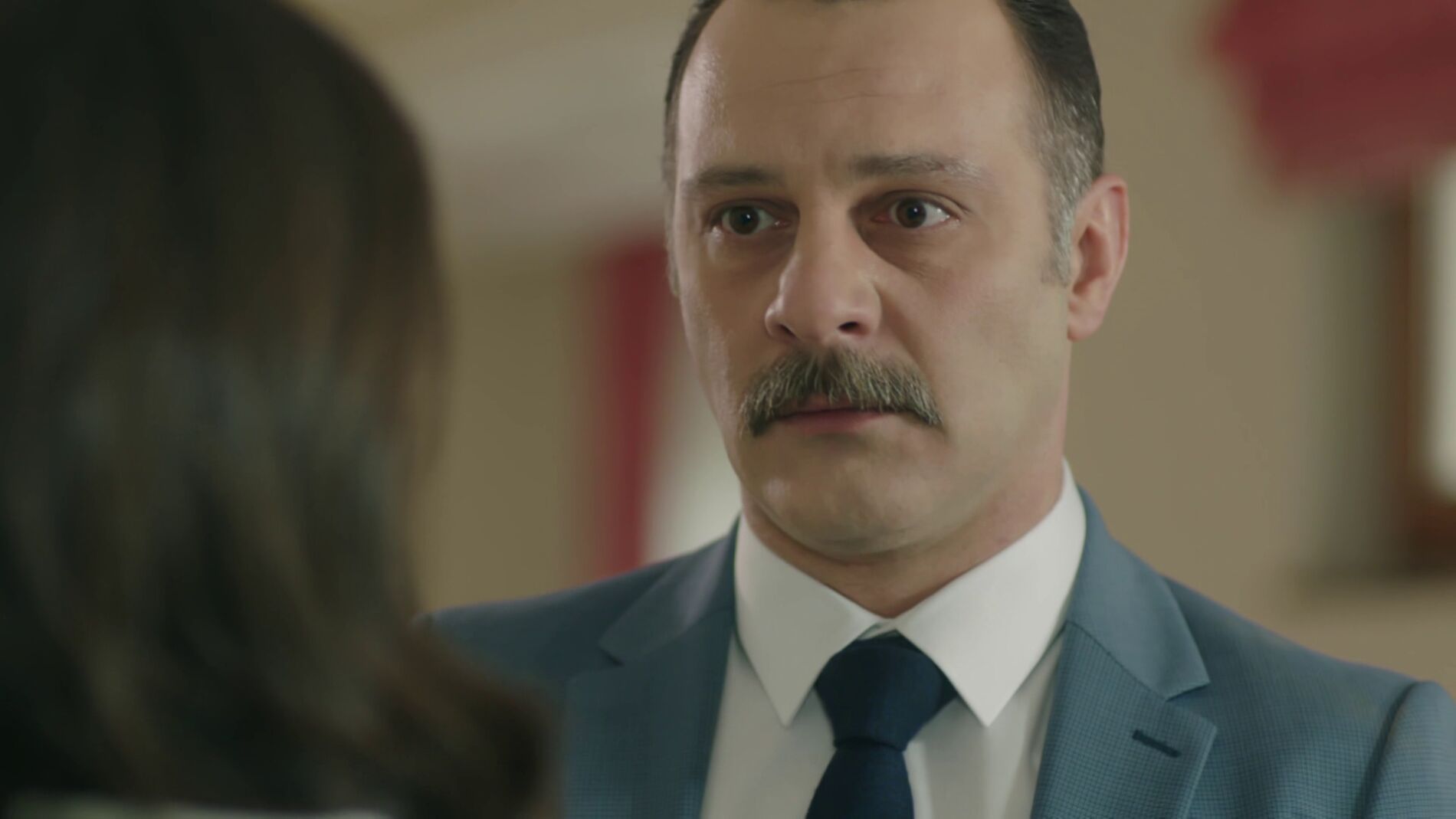 Muzaffer le muestra a Nefise la primera prueba fiable de que Murat está vivo