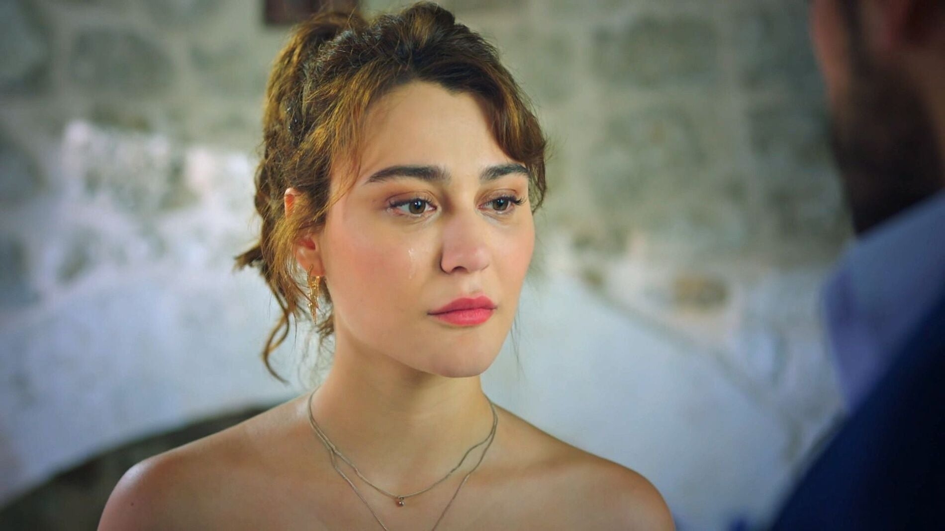 Hande amenaza con contar la verdad a la madre de Ferit, pero a él no le ...