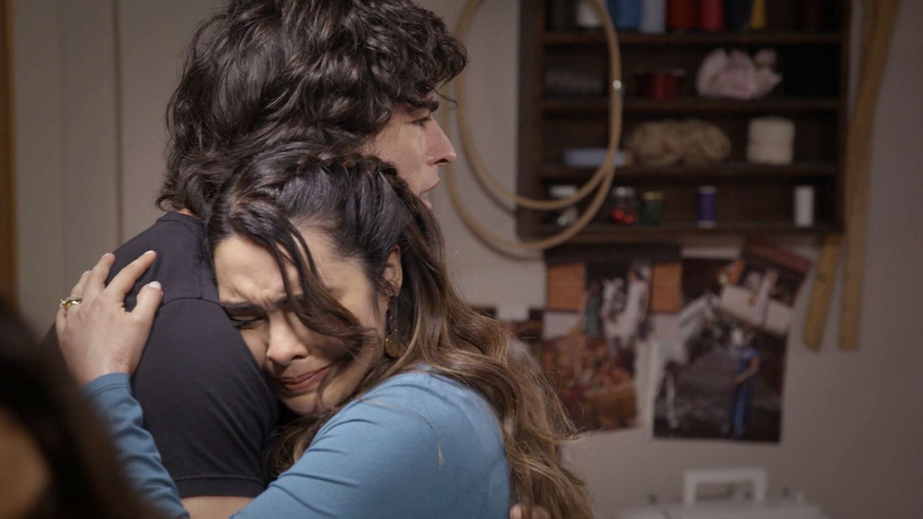 Han asesinado al padre de Sandy y Leonel parece saber mucho del asunto