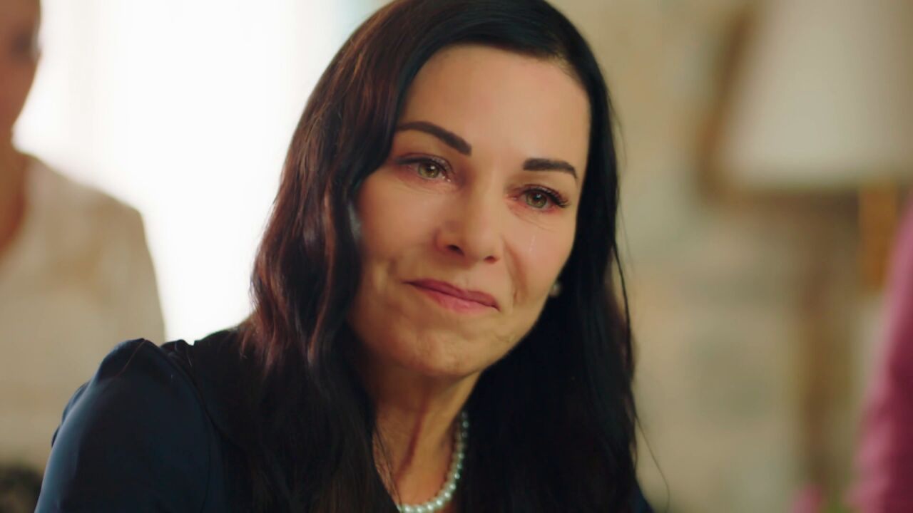 Azade y Ayse dejan atrás sus diferencias mientras esperan a Ferit ...