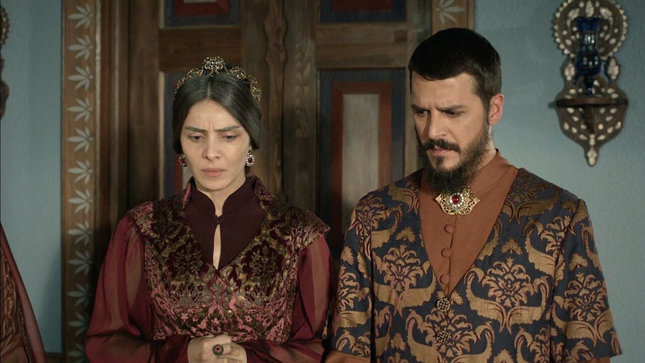 Mahidevran evita en el último momento un atentado contra su hijo Mustafá