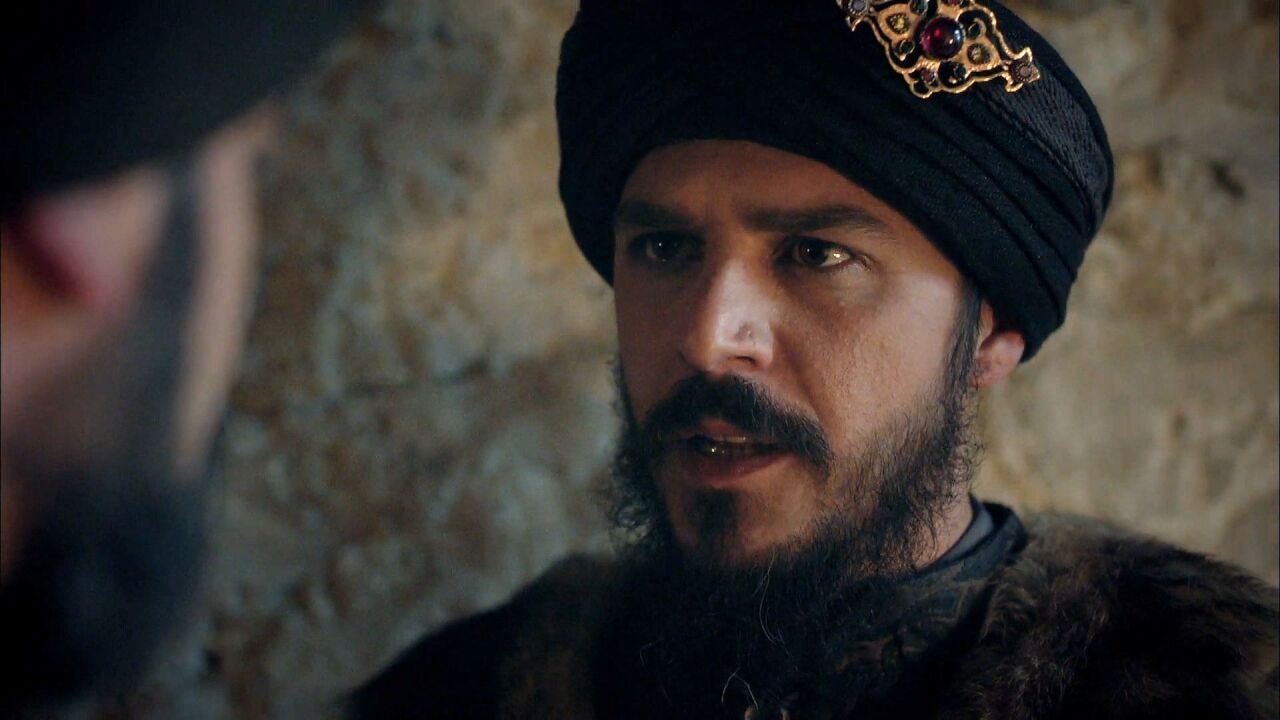 Mustafá descubre que tienen encerrado a su guardia personal y arremete ...