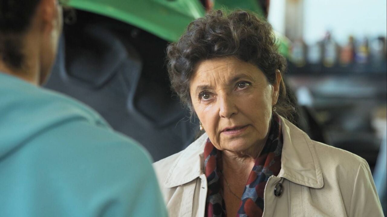 Elisabeth sale en defensa de su hijo Martin y planta cara a Caro