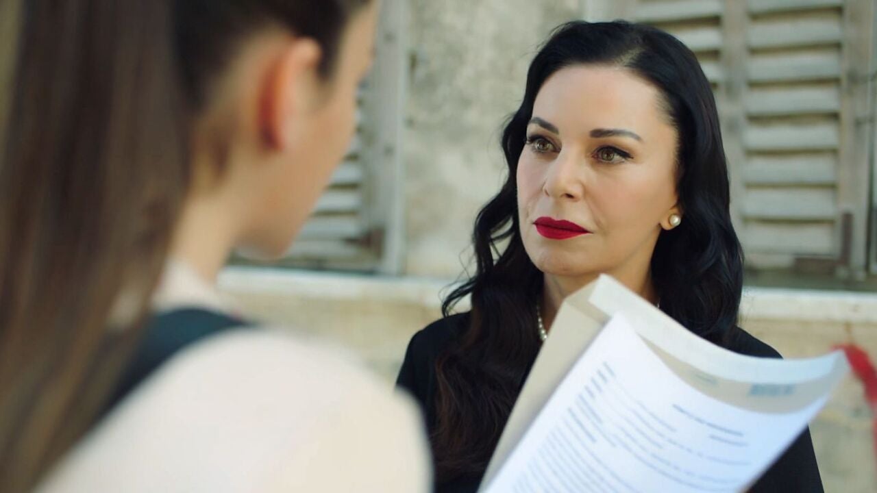 Azade no se rinde y exige a Ayse que se divorcie de Ferit