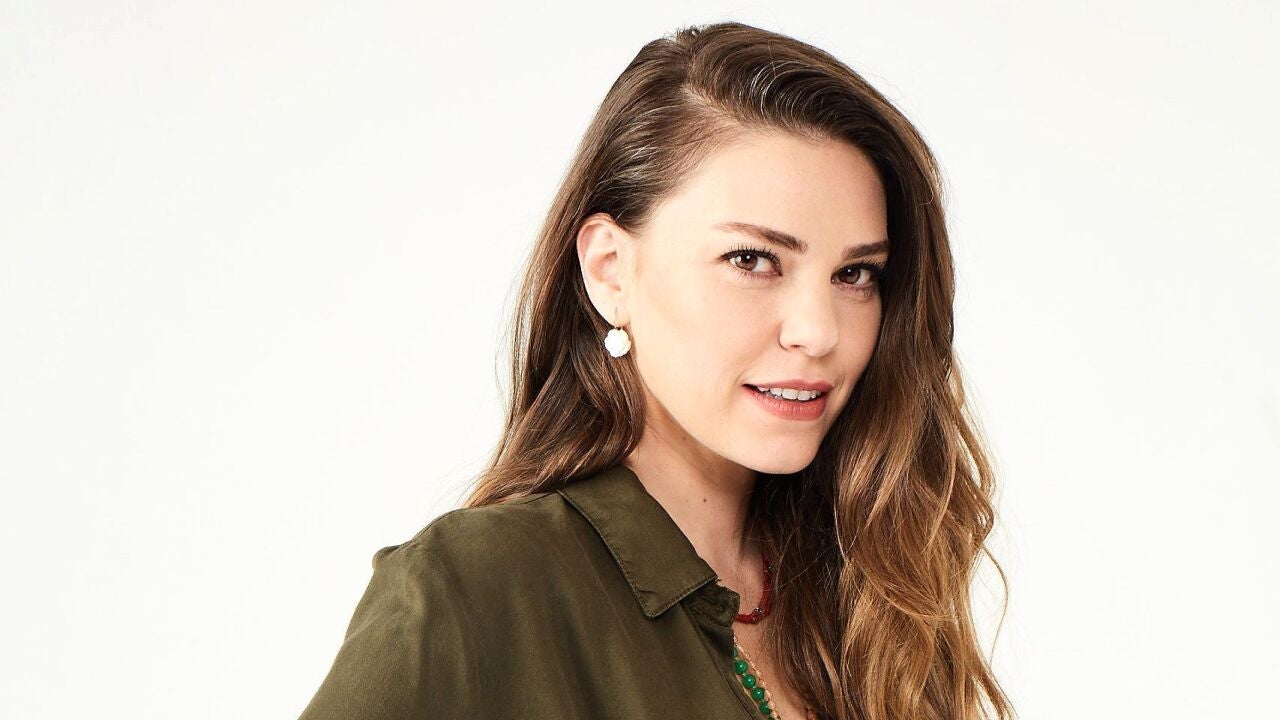 Asli Enver es la actriz que interpreta a la joven Süreyya