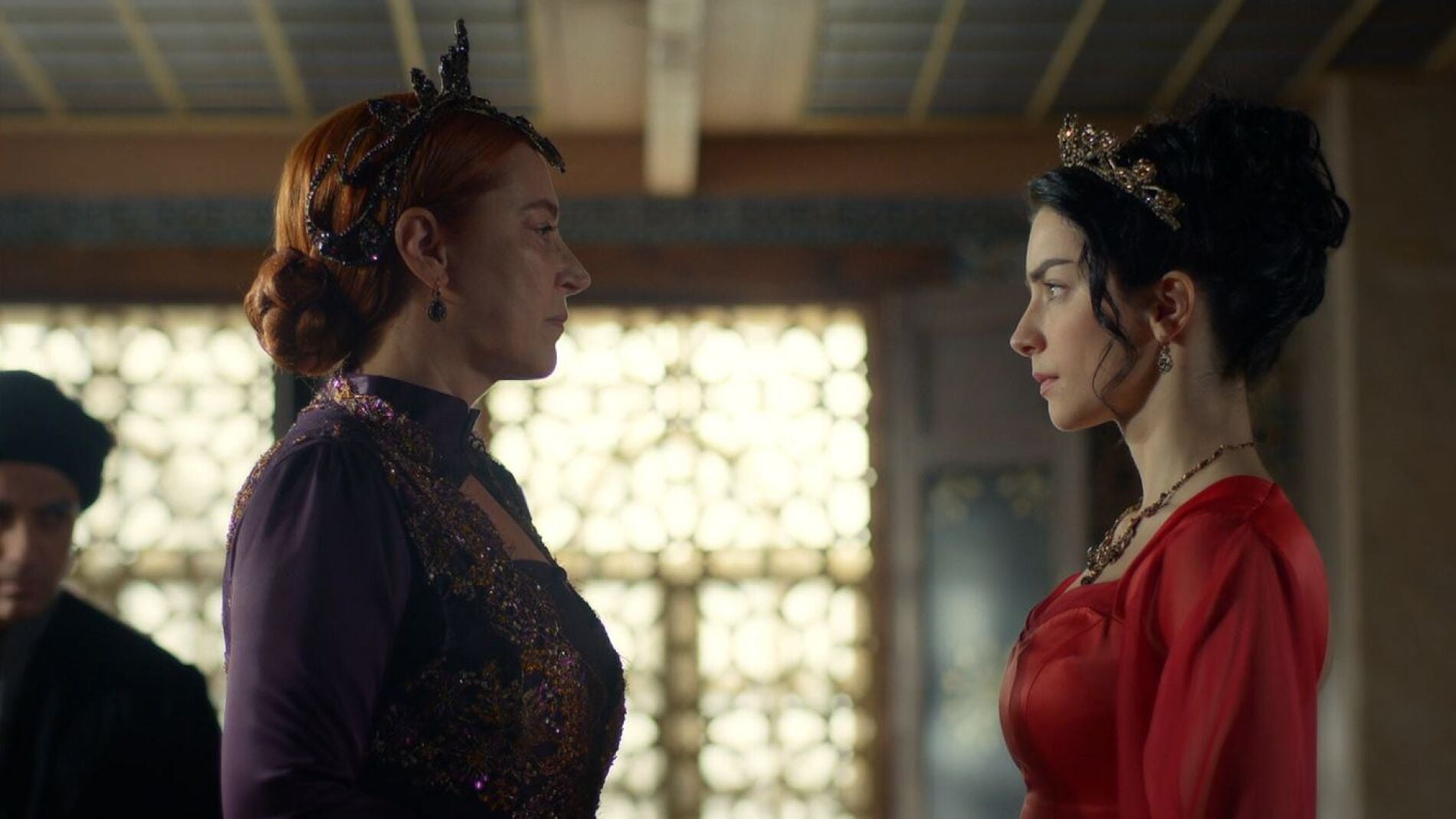 Una desafiante Nurbano se enfrenta cara a cara con la todopoderosa Hürren