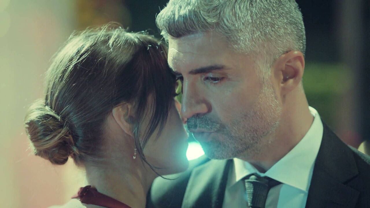 Faruk le deja las cosas claras a Süreyya: "Mientras sigas siendo una Boran, compórtate"