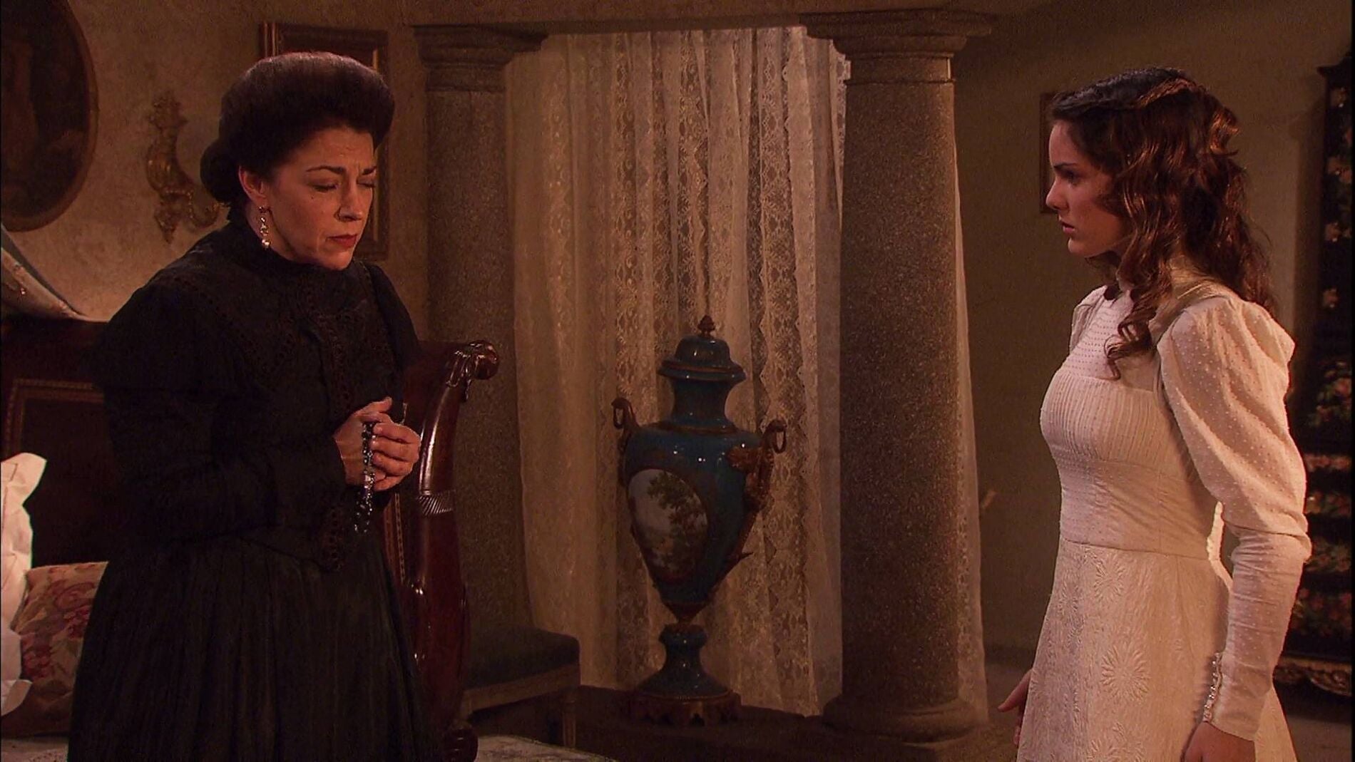 Francisca descubre que su hija Soledad se ha acostado con Juan Castañeda