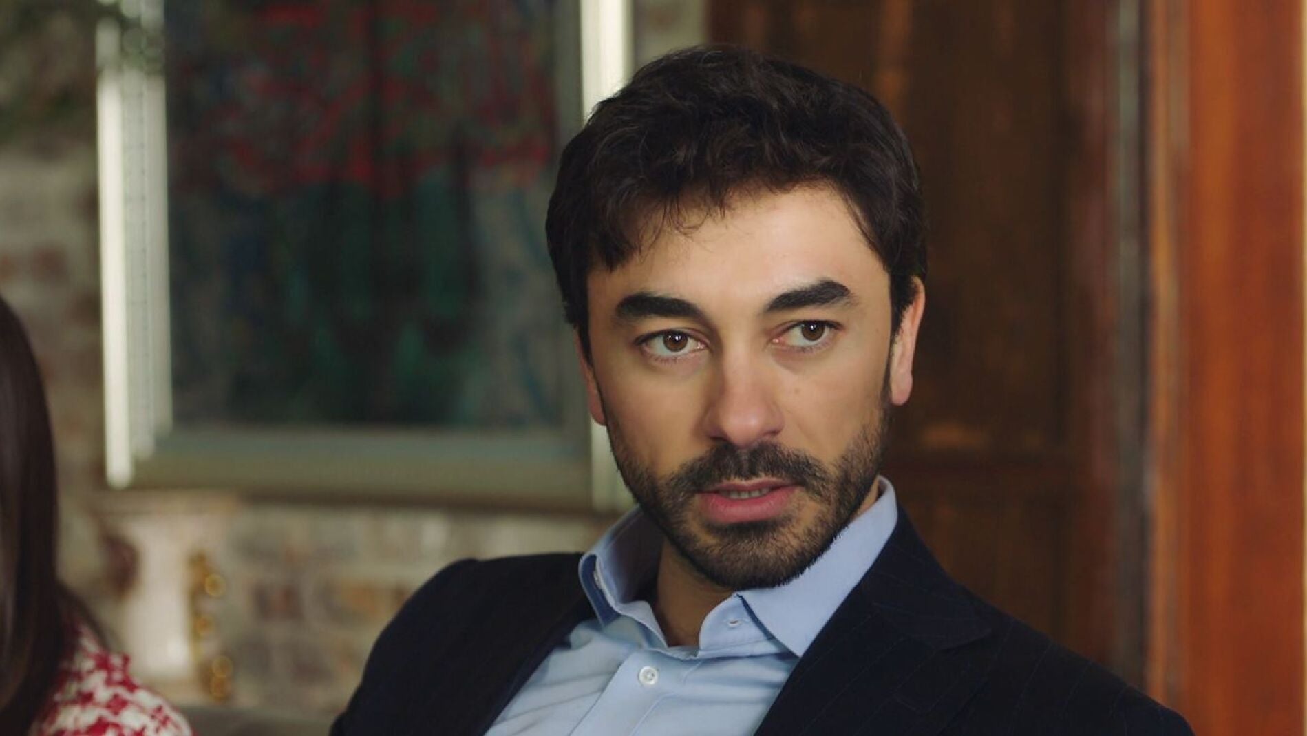 Ferit promete delante de Feraye investigar y descubrir quién se esconde ...