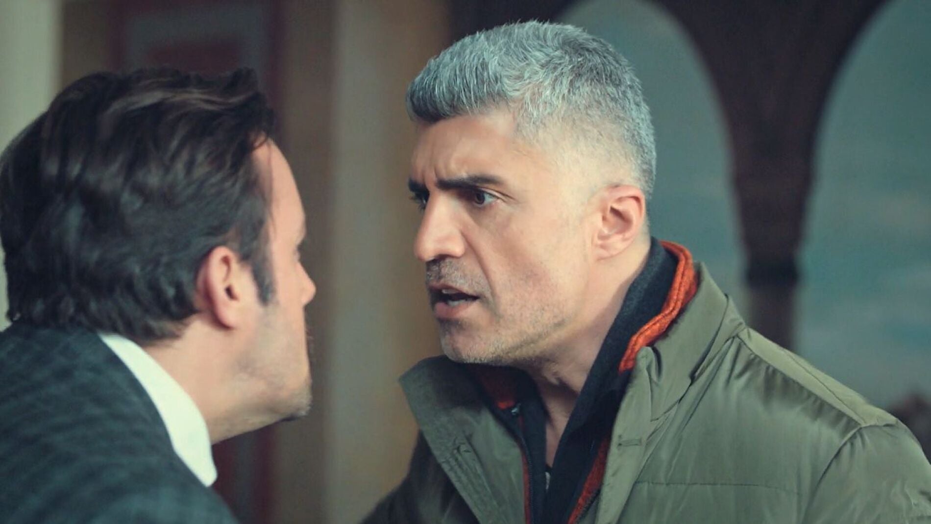 Faruk se pelea con Fikret después de que este le haya dado acciones de la empresa a Adem