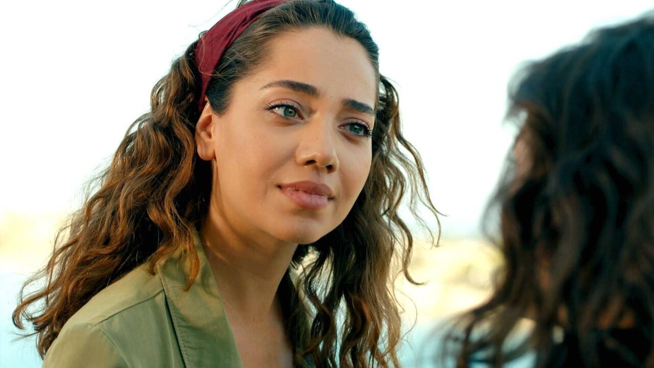 Azra rechaza regresar con Ipek y Sinan descubre que ambas son hermanas