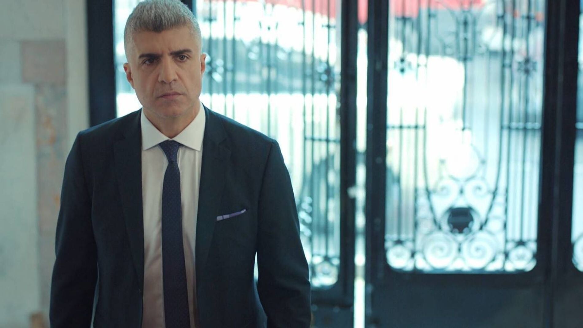 Faruk se encuentra cara a cara con Garib y no sabe cómo actuar