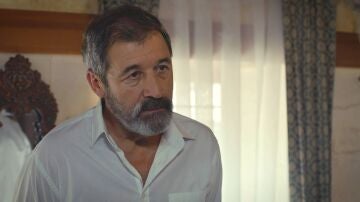 Halil desobedece las órdenes de su padre sobre ayudar a los Karadag y se enfrenta a él