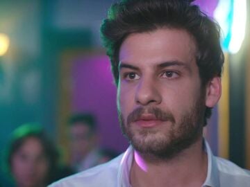 Adnan, el hijo de Kenan, se considera novio de Defne y se enfrenta a Ömer