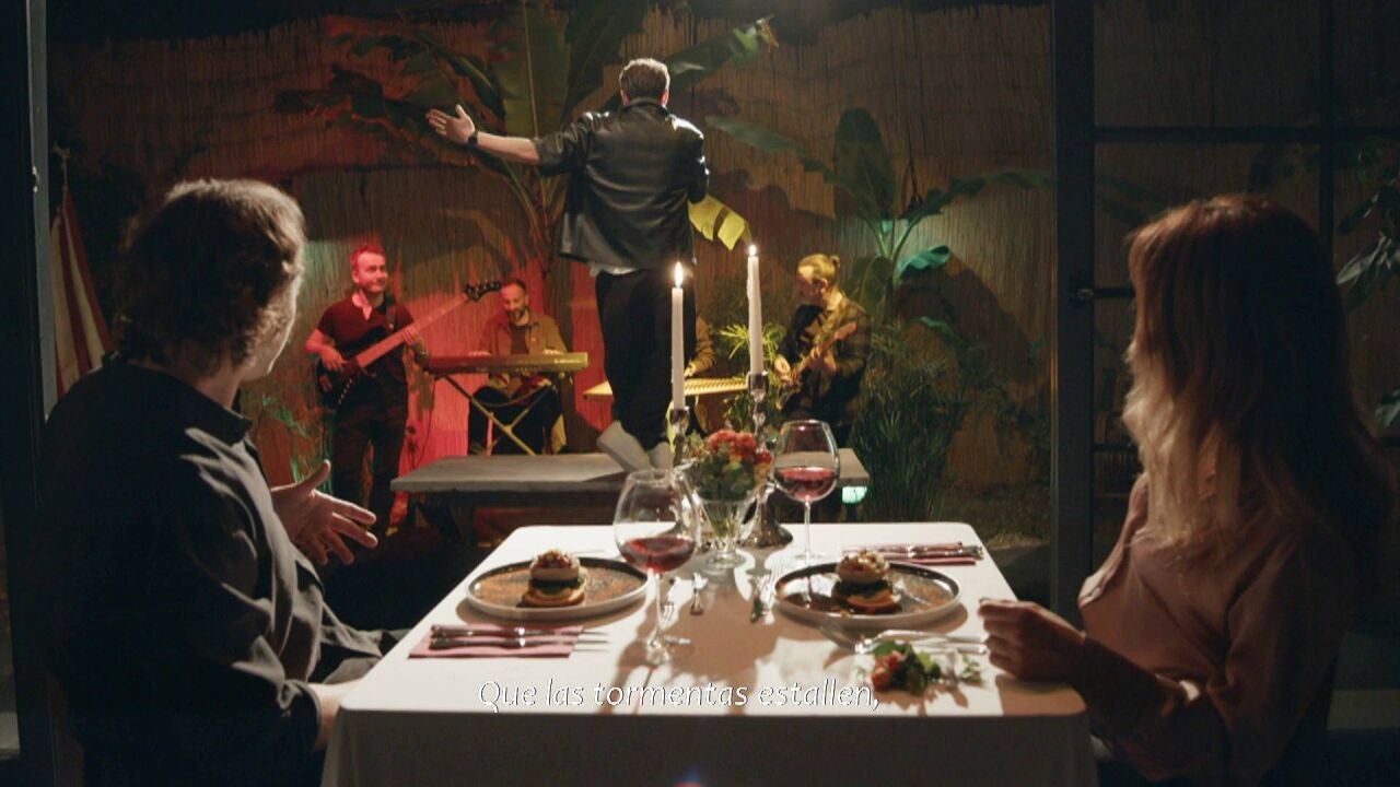 La romántica sorpresa de Mert Melek para su hermano Atilla y Karsu ...