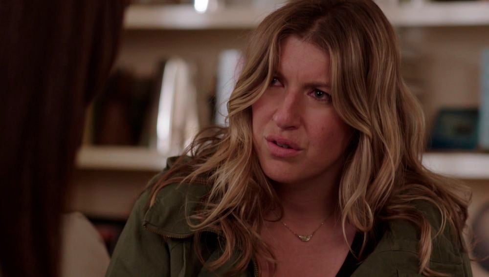 Beth le cuenta a su amiga la identidad de la persona que la acosa