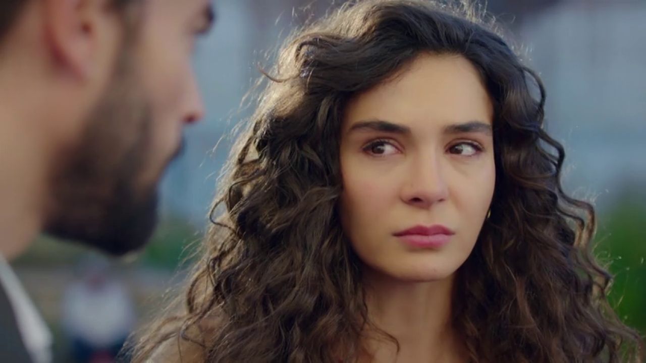 Reyyan recibe una pista sobre la carta que podría cambiar su vida y la ...