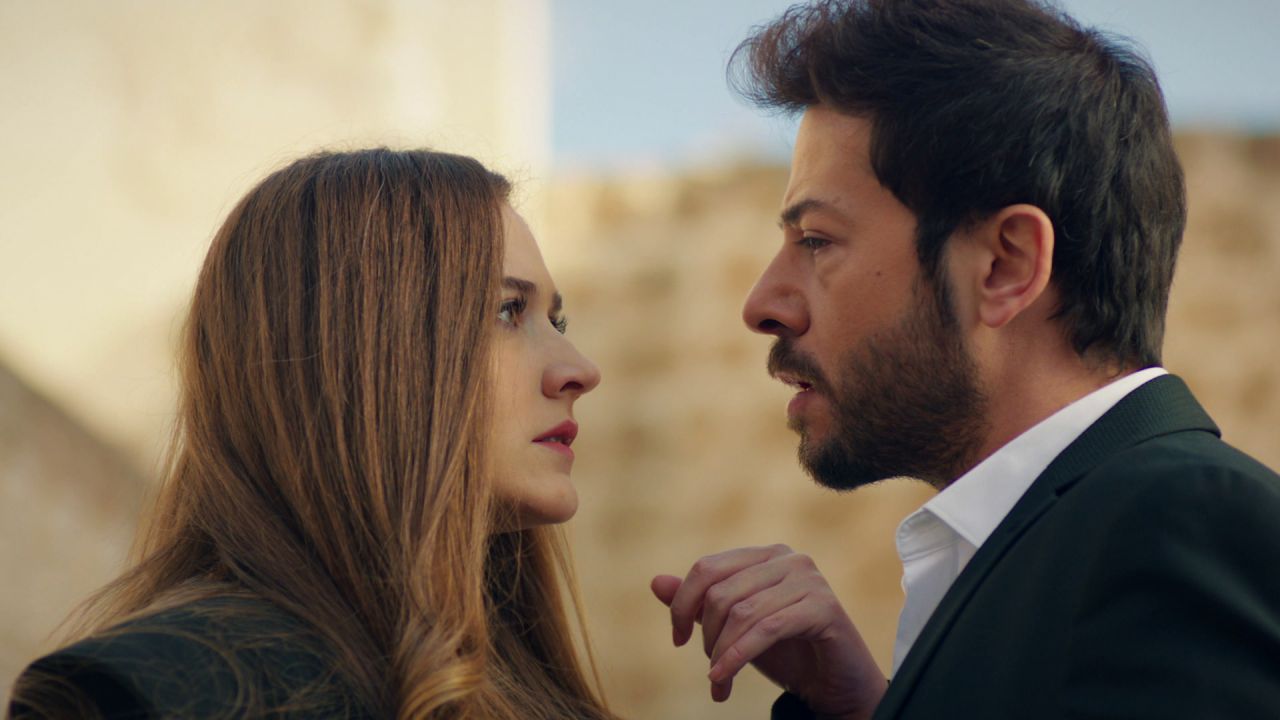 Oya Unustası (Gönül) y Ahmet Tansu (Azat) se dan el 'sí, quiero' junto ...