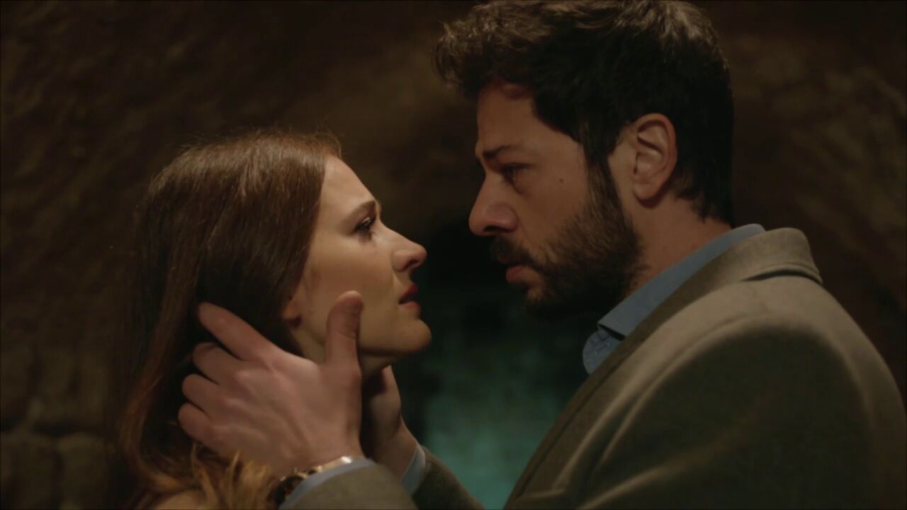 "Estoy enamorado de ti": Azat confiesa a Gönül lo que siente