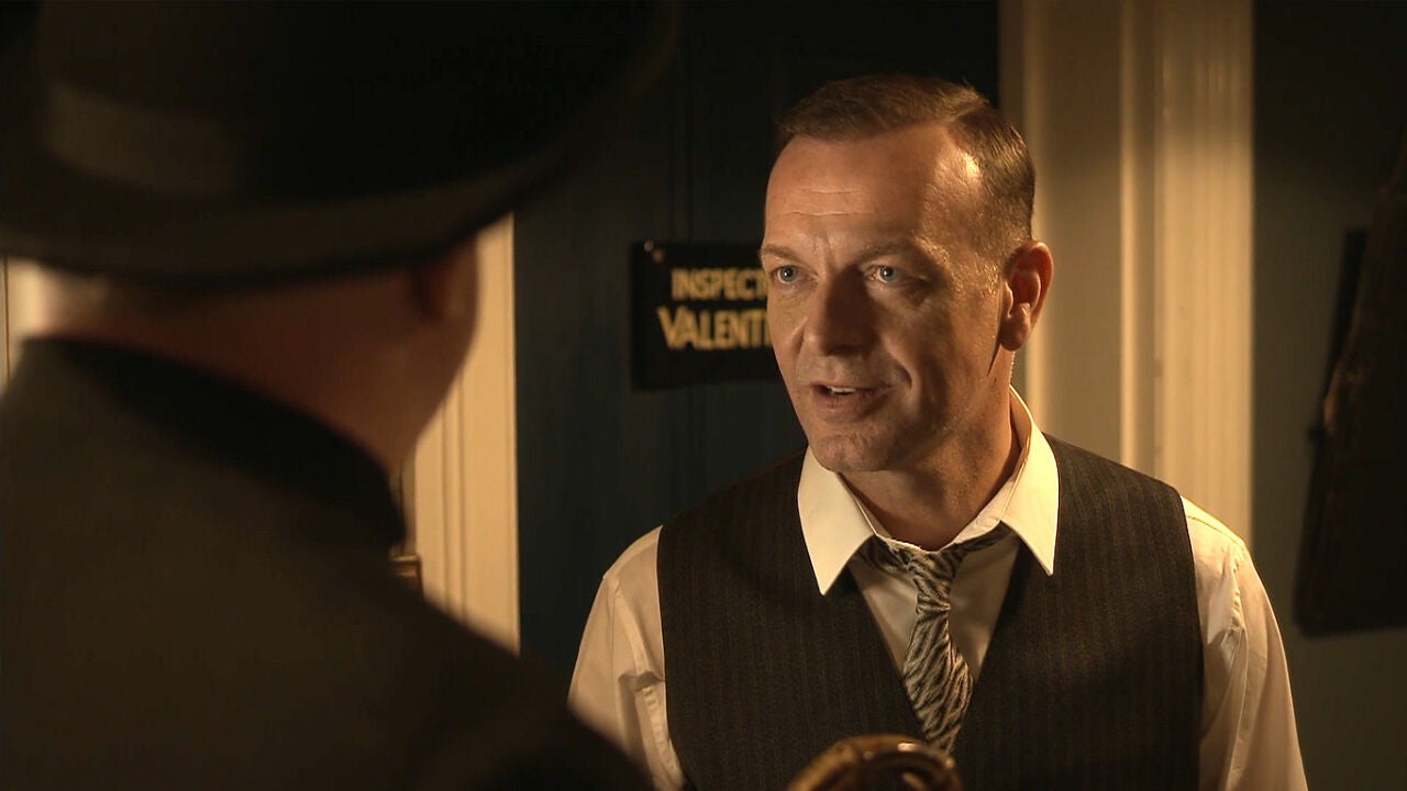 El inspector Valentine se enfada con el padre Brown por no colaborar ...