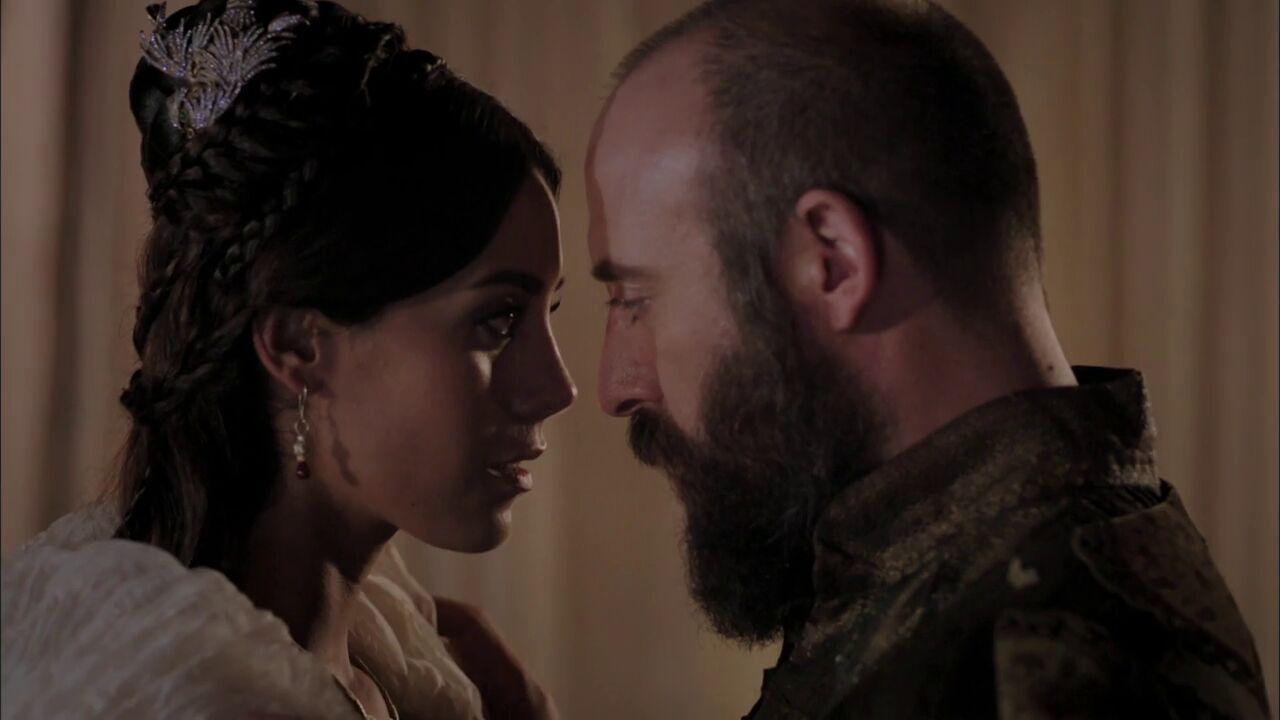 El sultán Solimán conoce a Firuze y pasa su primera noche con ella