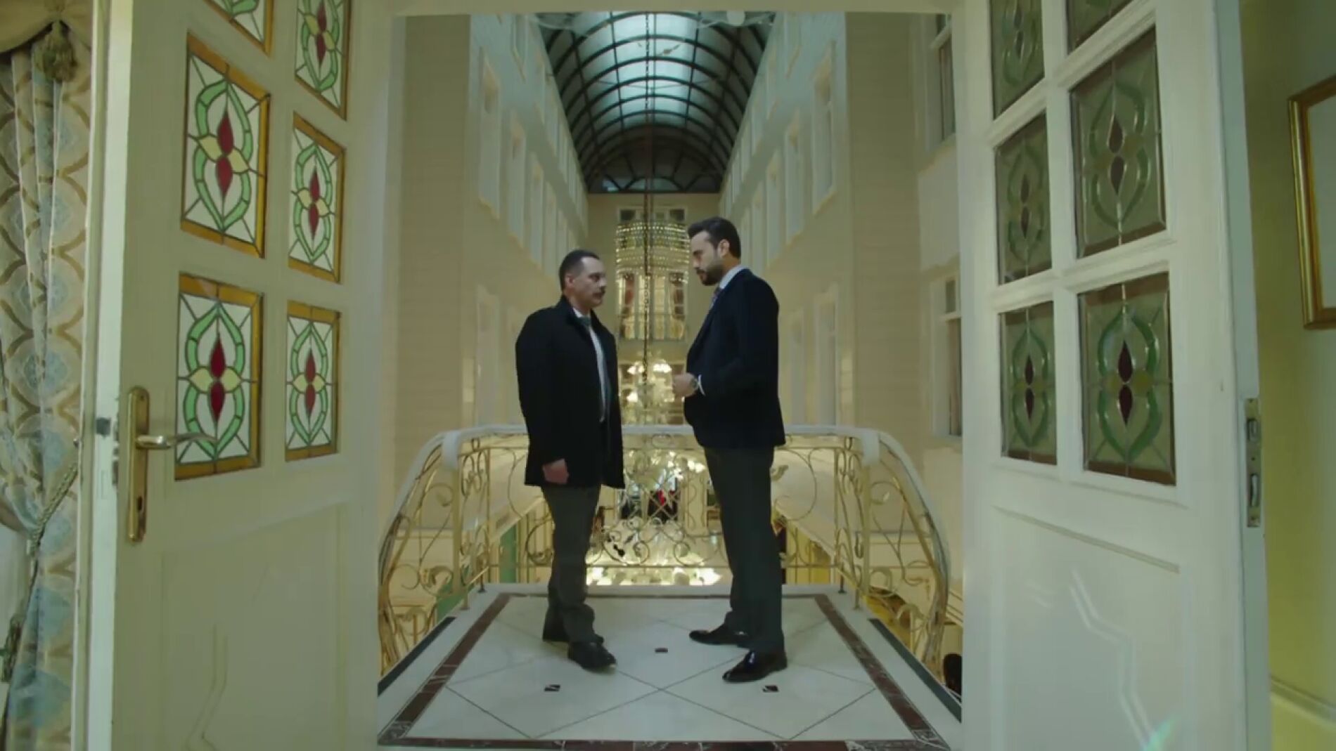 Muzaffer advierte a Cemal de que no le va a dejar manipular a Emre