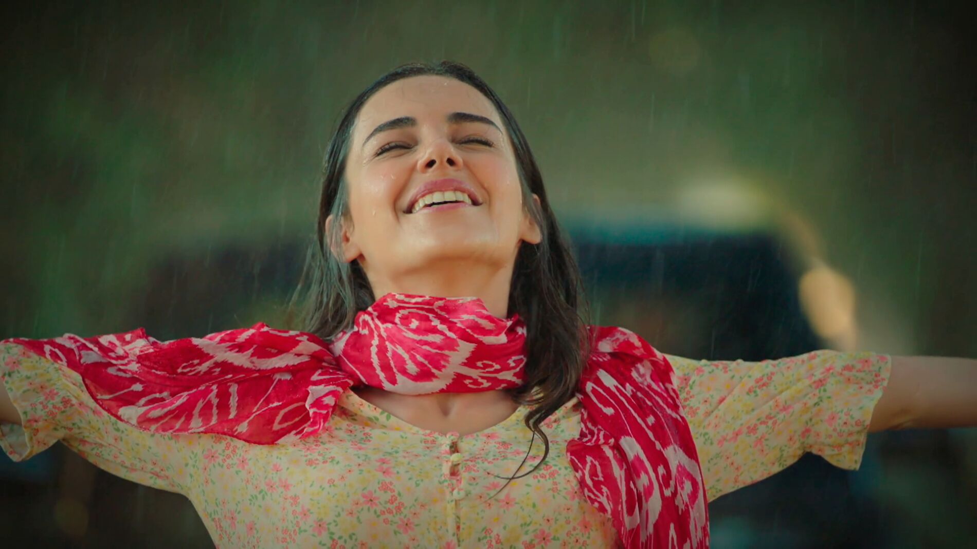 Ayse enseña a Ferit a disfrutar del momento en plena tormenta de verano