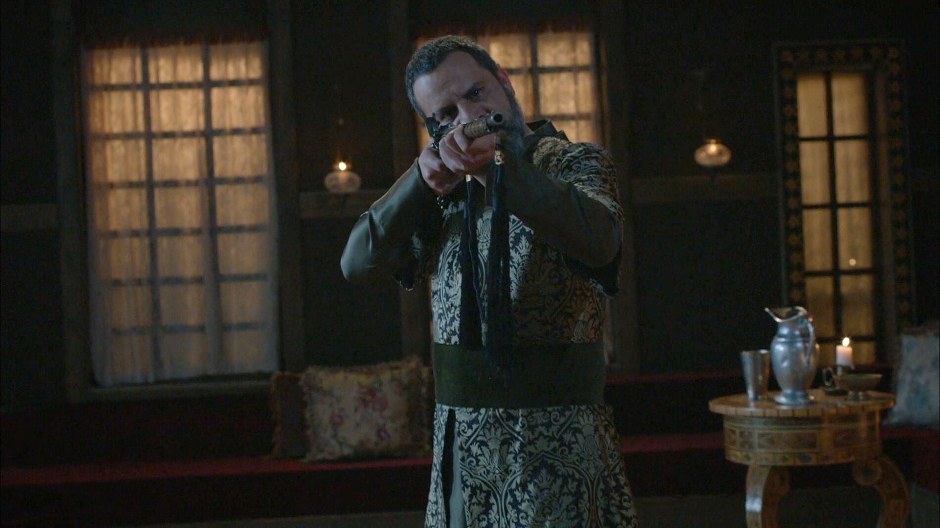 Mihrimah pone en bandeja la cabeza de su marido Rustem después de que ...