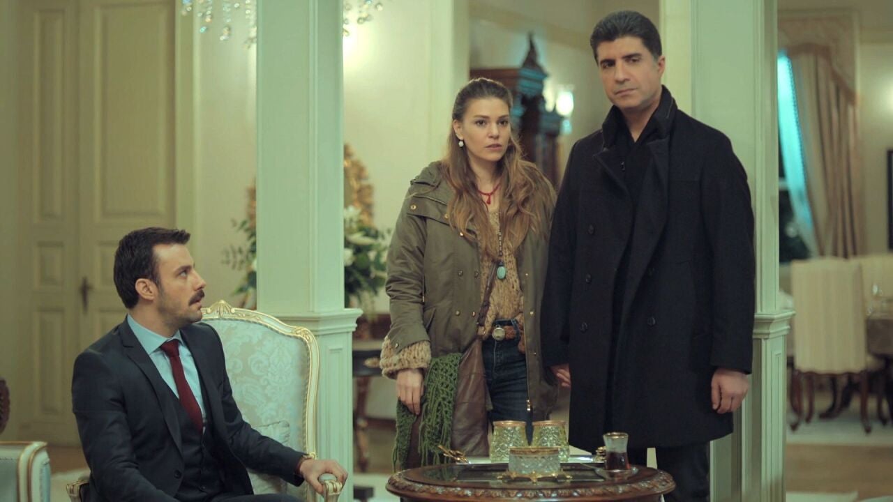 El momento más incómodo en la casa de los Boran cuando Faruk presenta a Süreyya