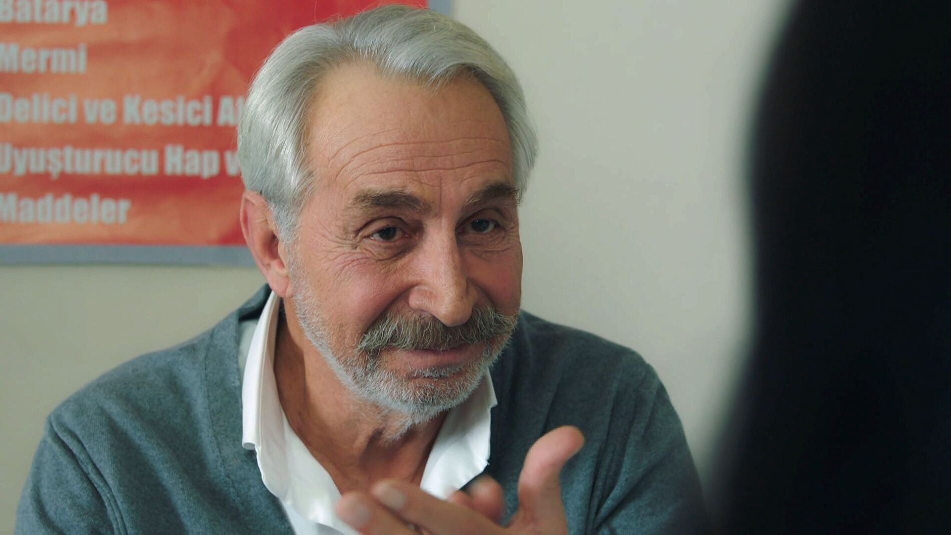 Husein recurre a Azade para lograr que ella le pague la fianza y poder ...